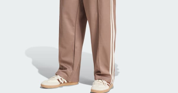 アディダス アディカラー バギーフィット ファイヤーバードトラックパンツ（ジャージ） - ブラウン | アディダス ジャパン