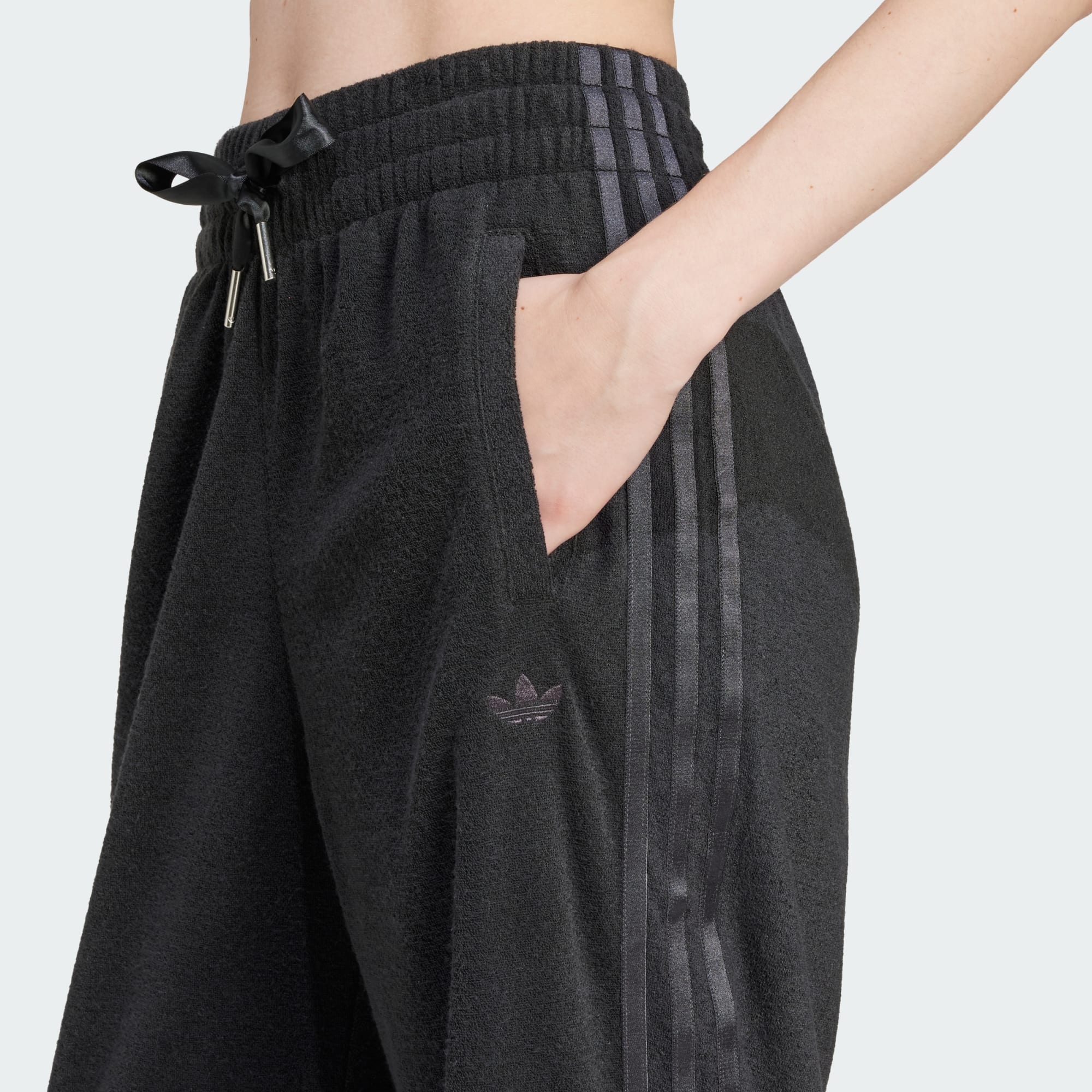 アディダスのバレエコアがかわいい♡ベビーピンク×サテンのTシャツ・パンツ・カーディガンを発売 | clumsy