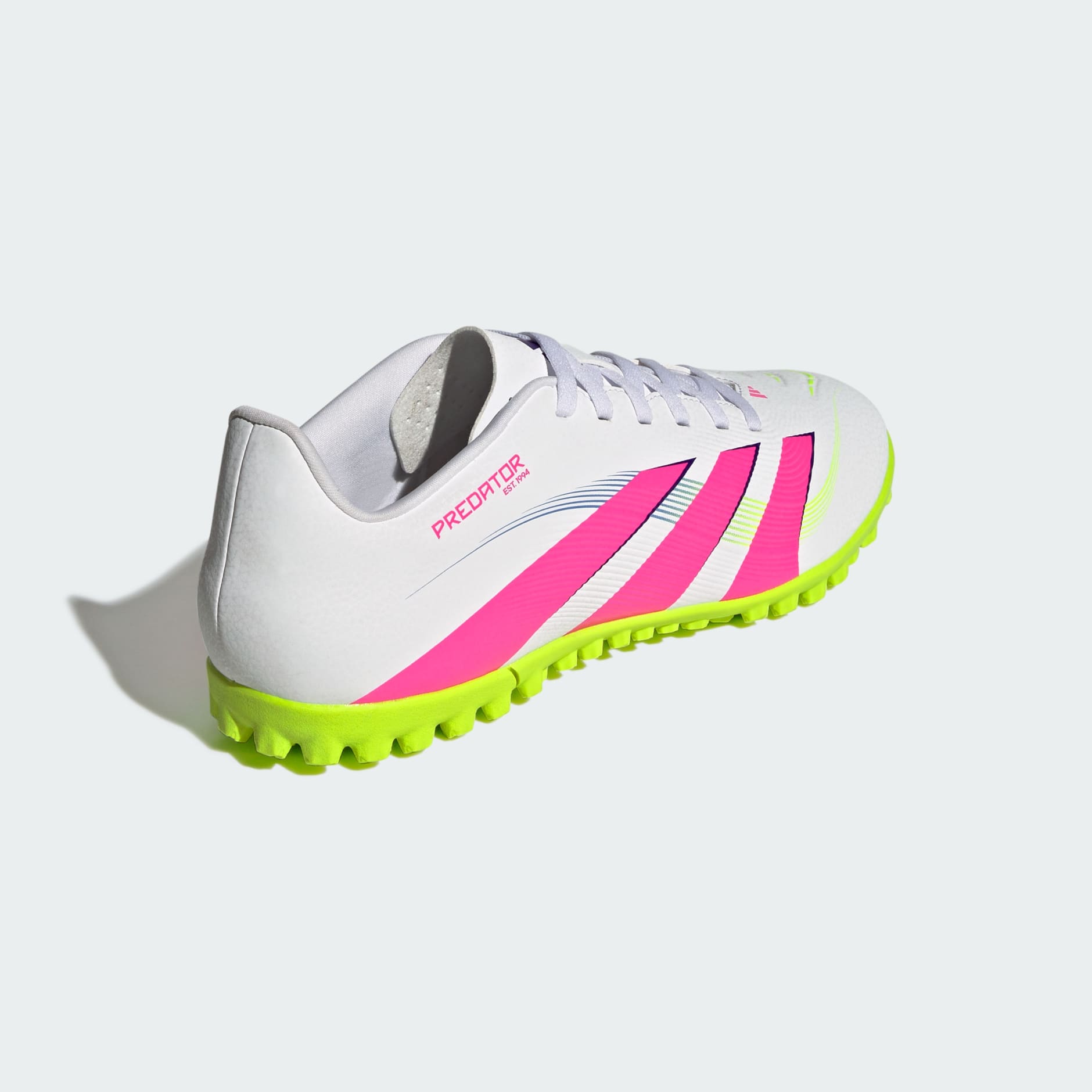 Guayos Predator Club Pasto Sintético