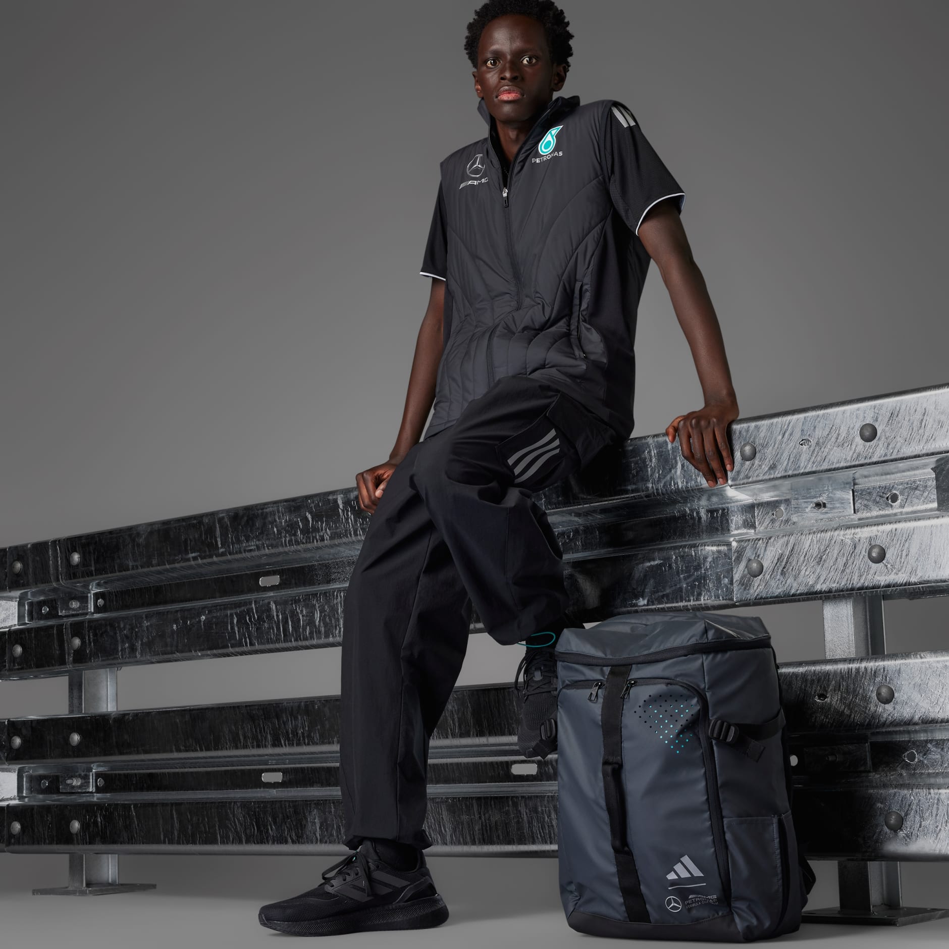 MERCEDES - AMG PETRONAS FORMULA ONE TEAM MECHANICS VEST - Black ...