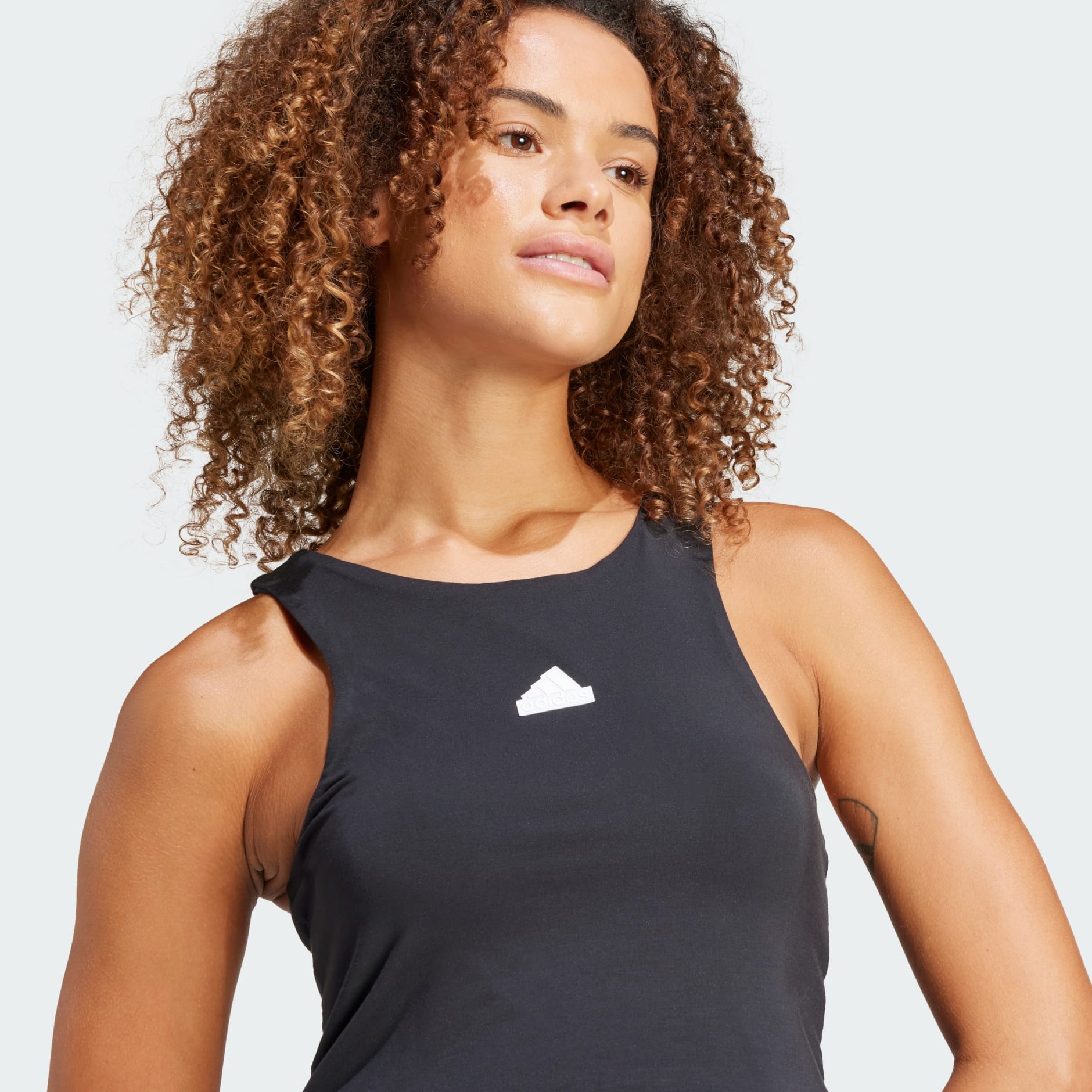 adidas גופיית בטן City Escape - שחור | adidas IL